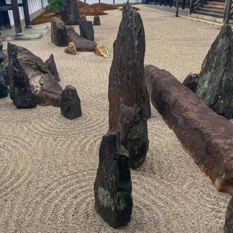 Batu Megalitik Jadikan Taman Makin Unik dan Estetik | Mughni Stone